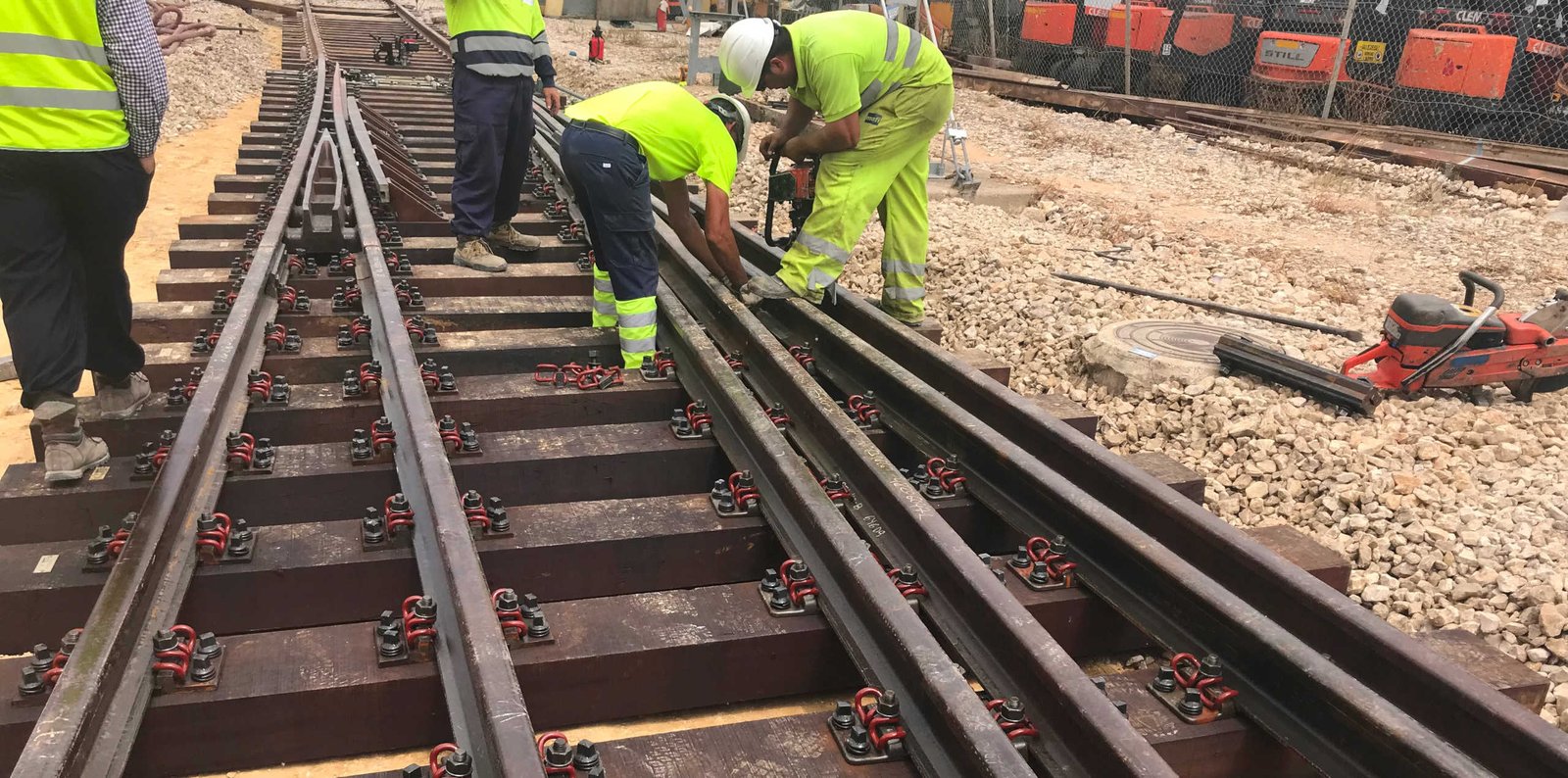 Design and installation of dual gauge switches - Arin Consultores